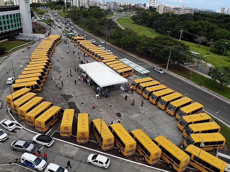 Governo da Bahia entrega ônibus escolares para 64 municípios Governo da Bahia entrega ônibus escolares para 64 municípios